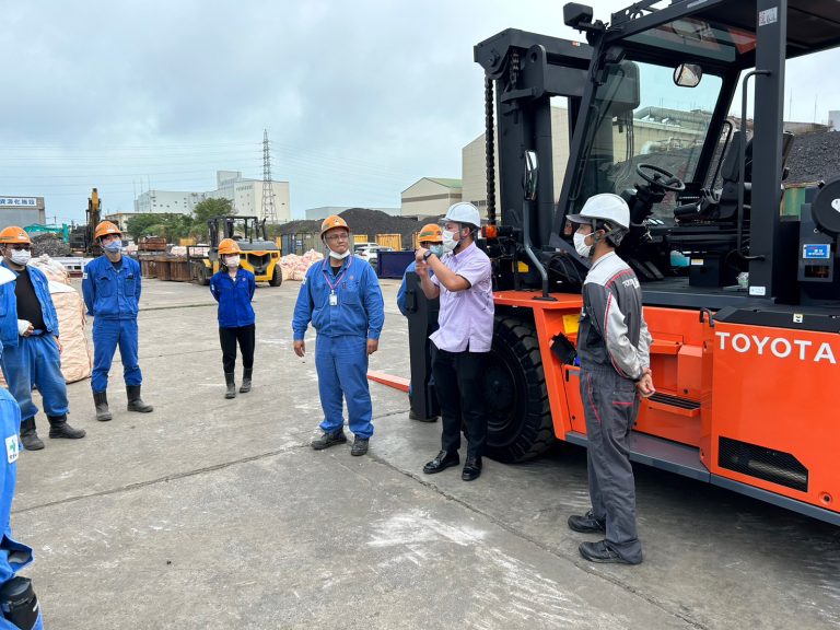 16tフォークリフトの納車式｜お知らせ｜拓南商事株式会社